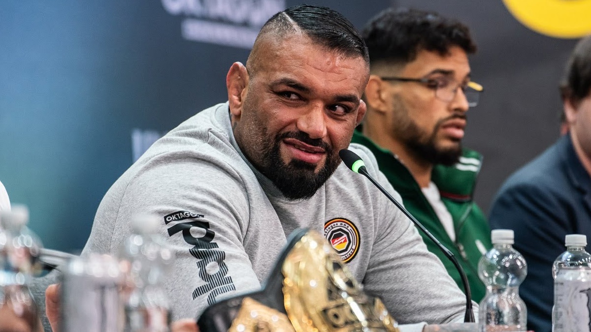 Hatef Moeil zase řádil. Staredown málem skončil rvačkou