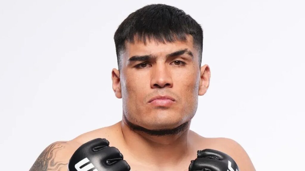 Neporažený bojovník UFC přestřelil váhu. Okamžitý vyhazov
