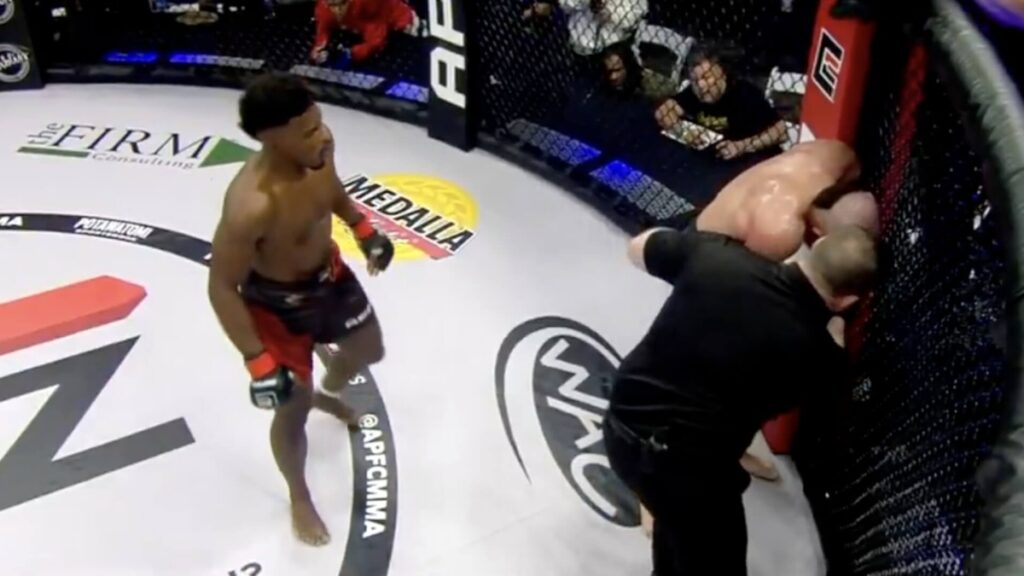 Bojovník MMA se musel vzdát kvůli bizarnímu důvodu