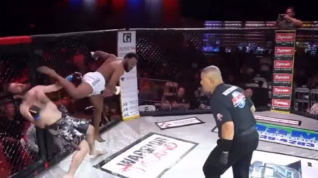 MMA amatér s bilancí 0–5 šokoval. Předvedl ďábelský kop