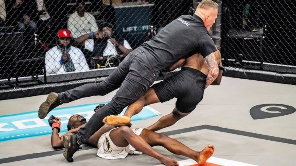 Rozhodčí v MMA skočil šipku mezi rozjeté rváče
